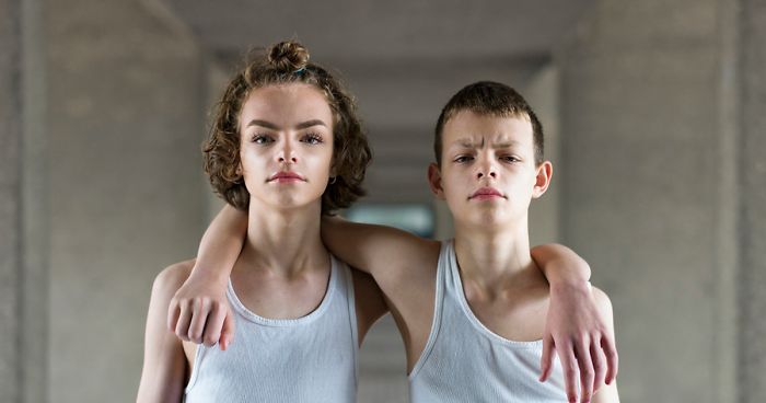 27 Powerful Portraits Of London’s Identical Twins By Peter Zelewski ...