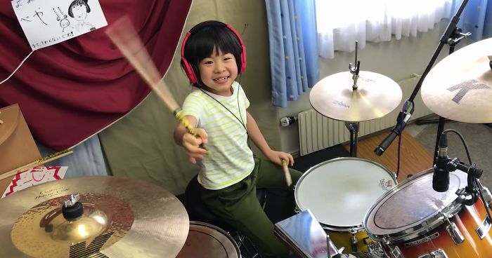 8-Year-Old Japanese Girl Stuns Led Zeppelin Lead Singer By Mastering ...