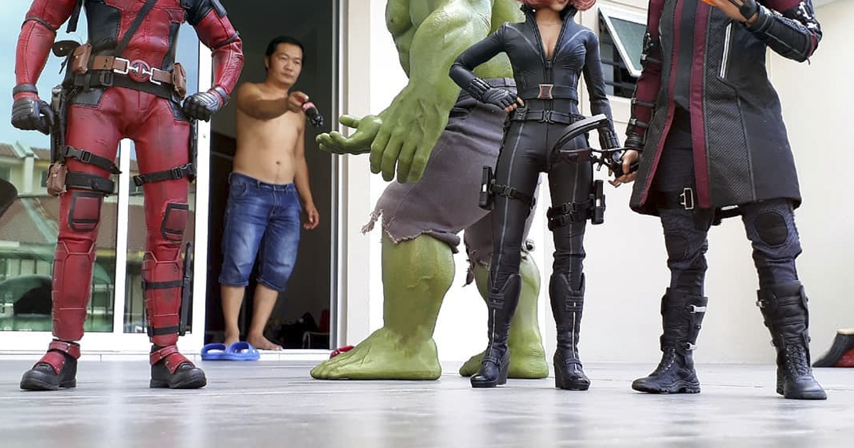 The Way This Man Takes Pictures With Superheroes Is Both Genius And ...