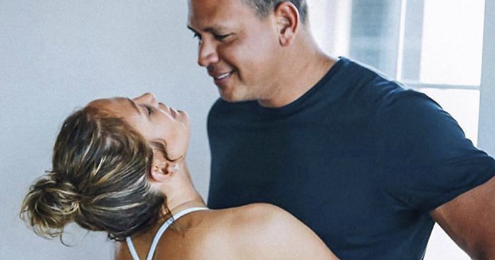 People Find It Hard To Believe Jennifer Lopez Is 49 After Looking At ...