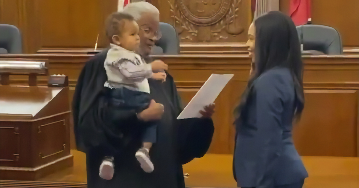 This Awesome Judge Held The Baby Of A Law Student As She Was Sworn Into ...